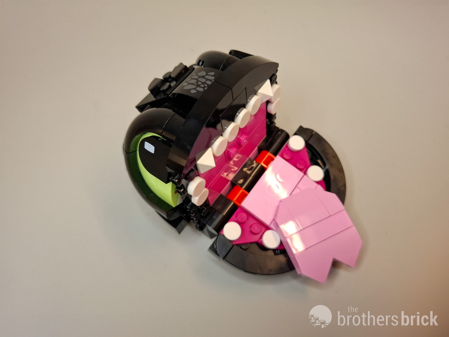 LEGO Icons 10375 How to Train Your Dragon: Toothless - Big smiles, no ...