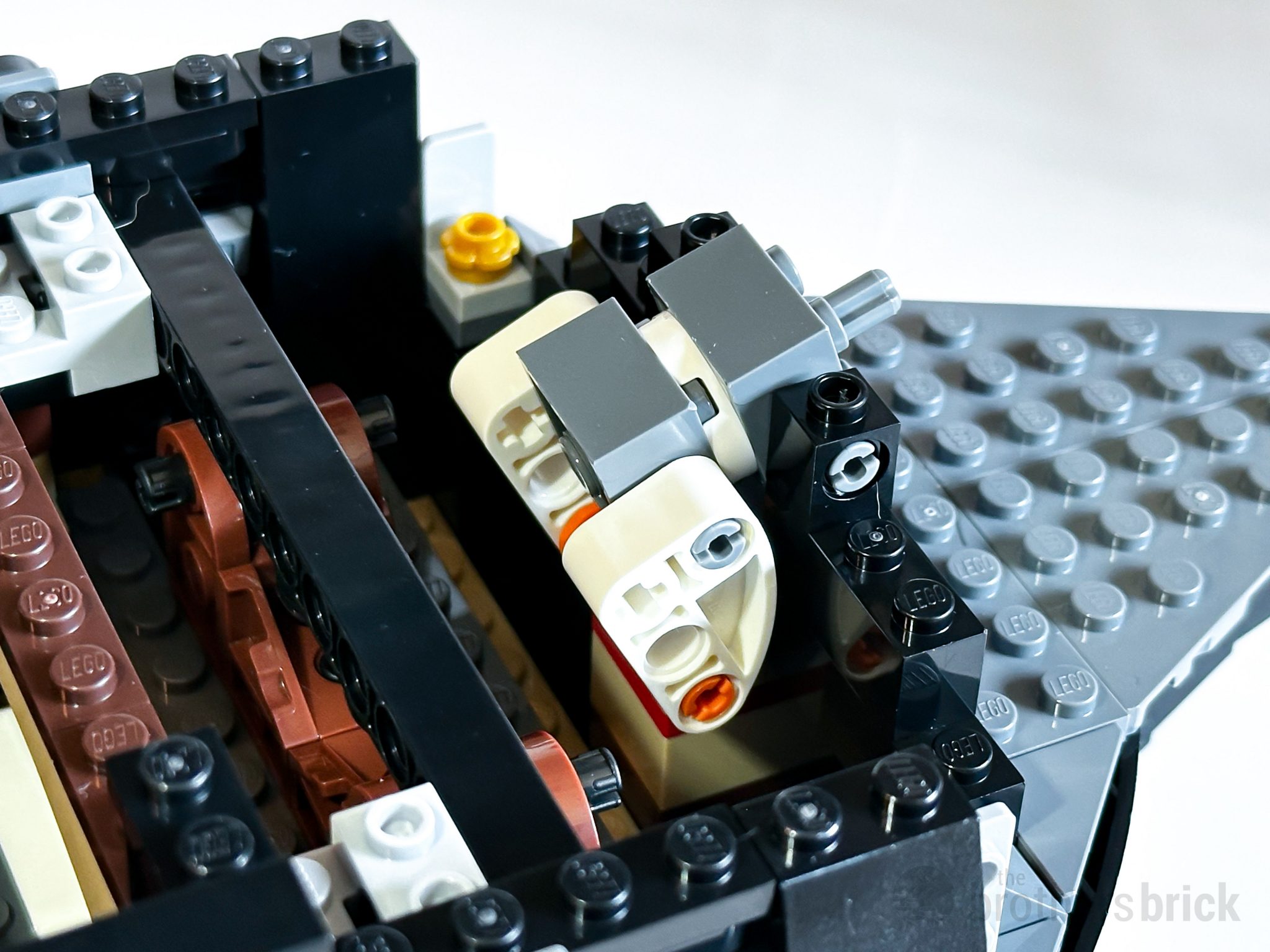 LEGO Icons 10365 Captain Jack Sparrow's Pirate Ship - A shiny Black ...