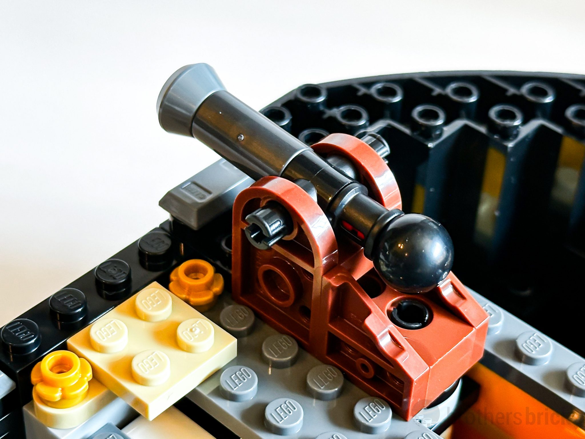 LEGO Icons 10365 Captain Jack Sparrow's Pirate Ship - A shiny Black ...
