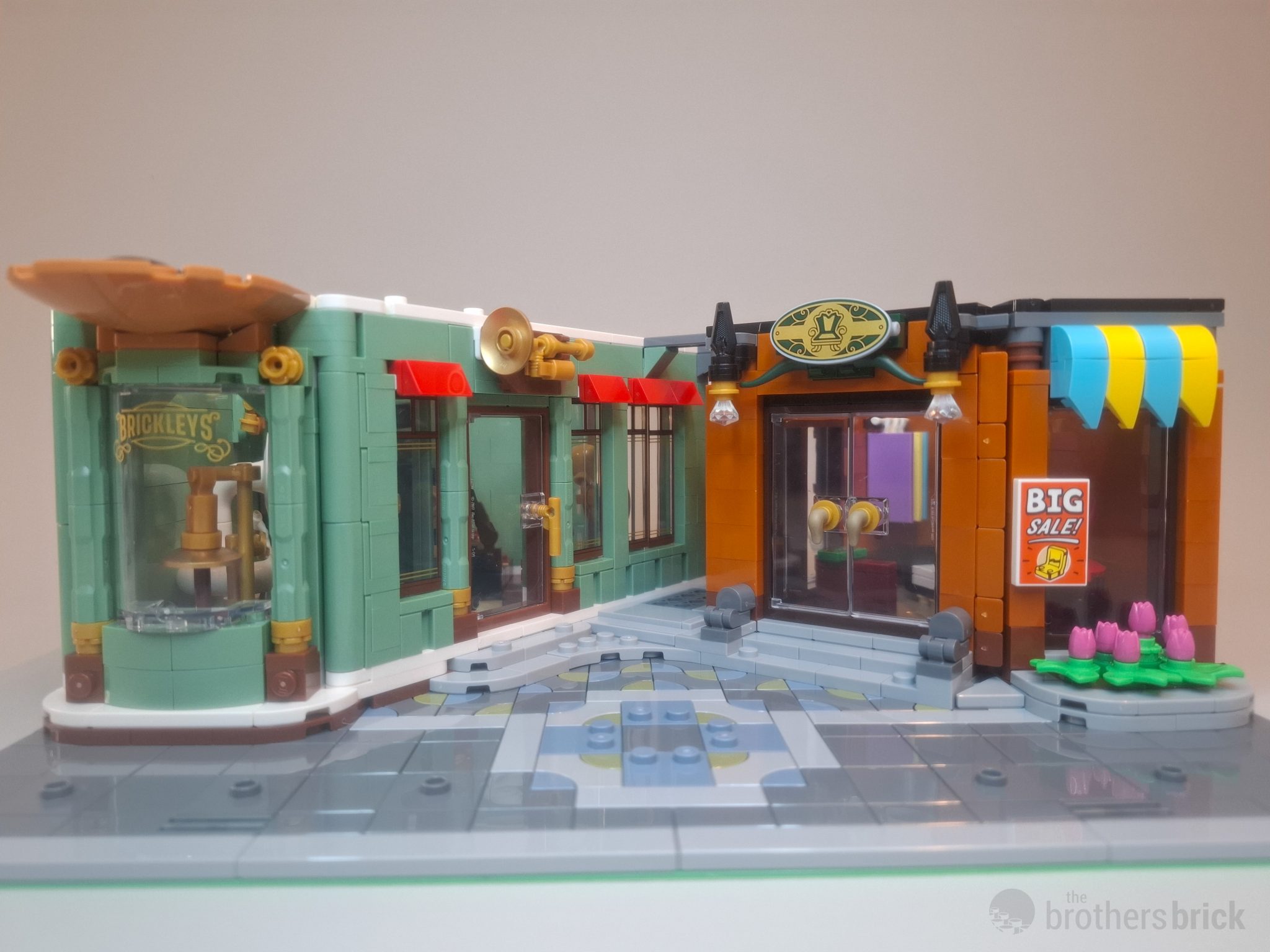 LEGO Icons Modular 11371 Shopping Street: This one's for the geometry ...