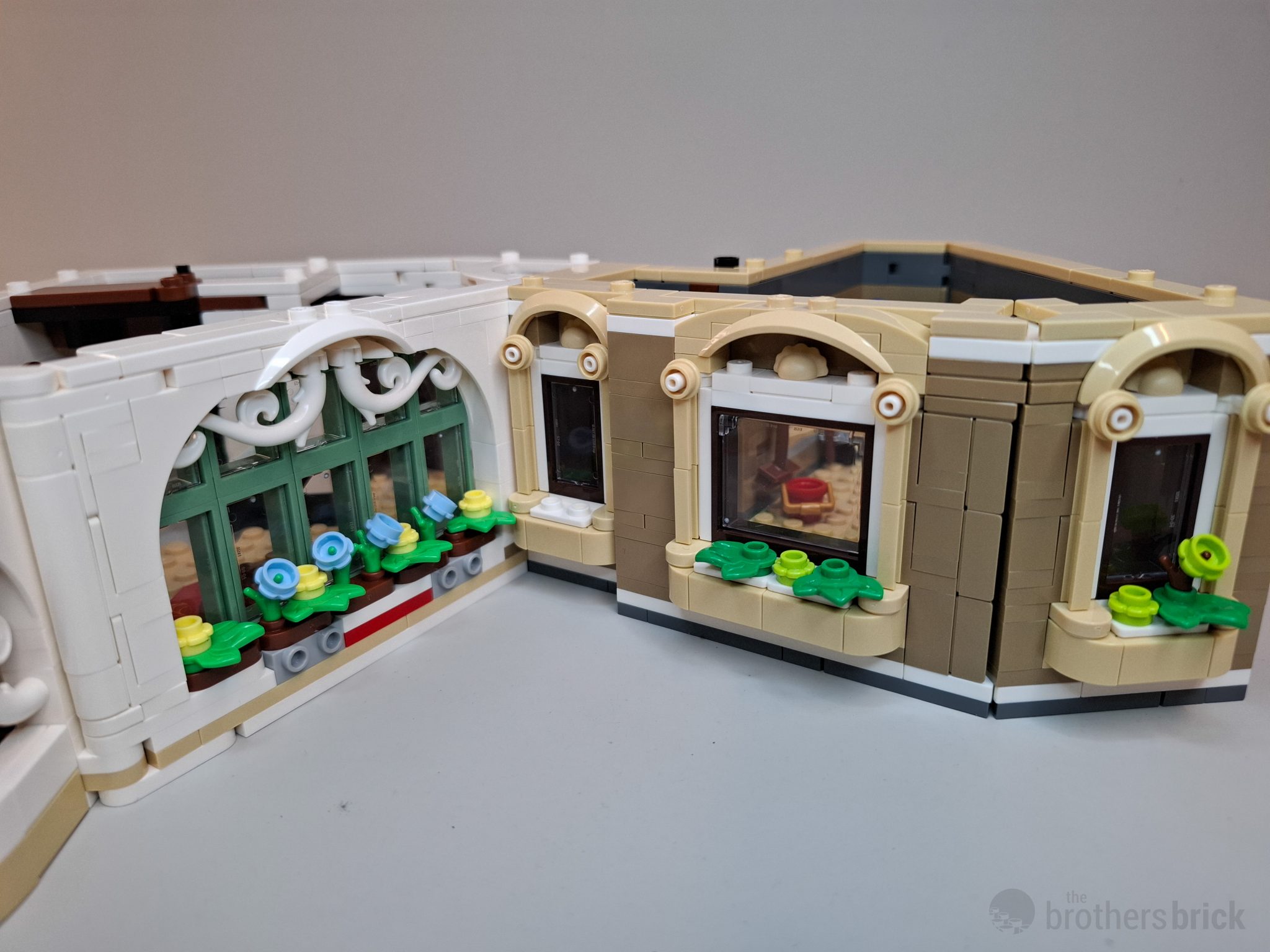 LEGO Icons Modular 11371 Shopping Street: This one's for the geometry ...